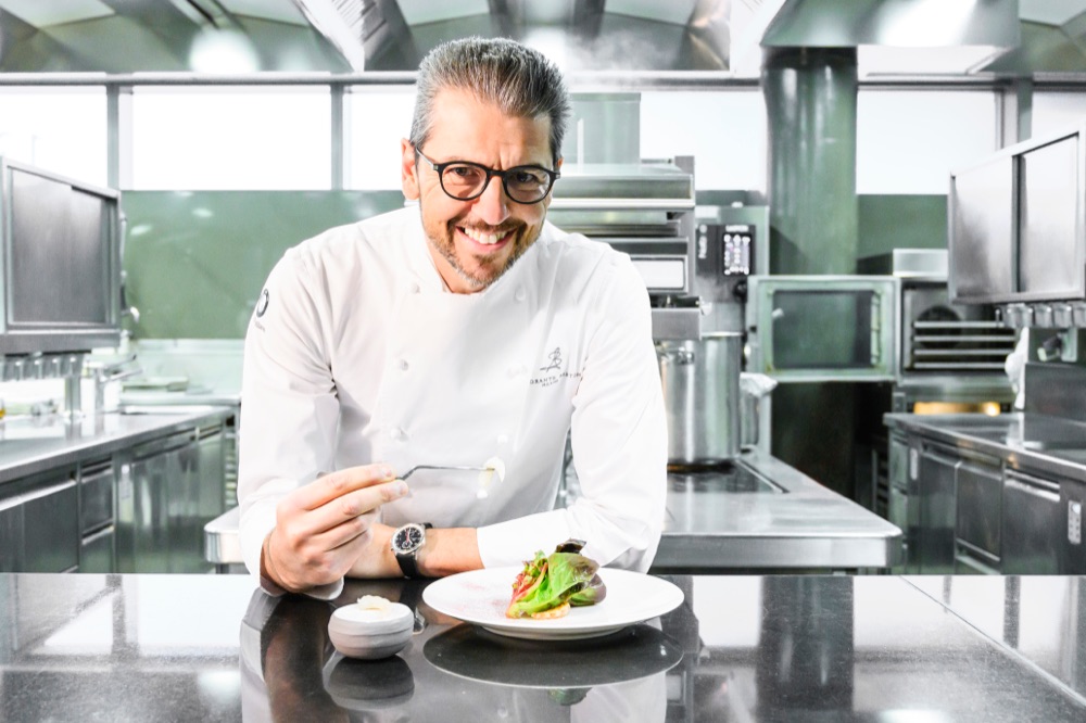 Lo chef Andrea Berton, testimonial per l'eyewear di Safilo - Iconmagazine
