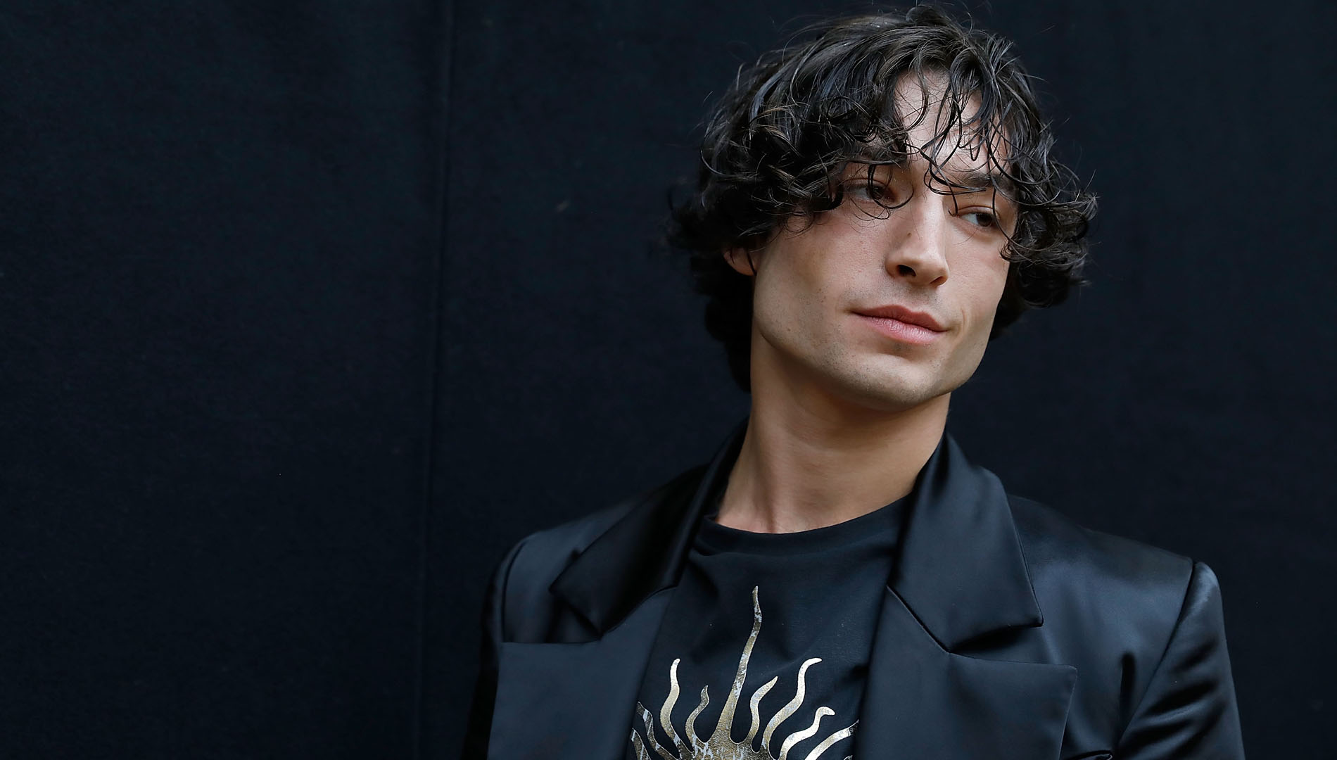 Ezra Miller, Flash in tacchi a spillo: queer it's better - Iconmagazine