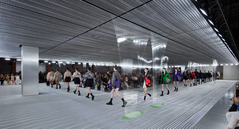 A Milano sfila la nuova forma fluida di Prada - Iconmagazine