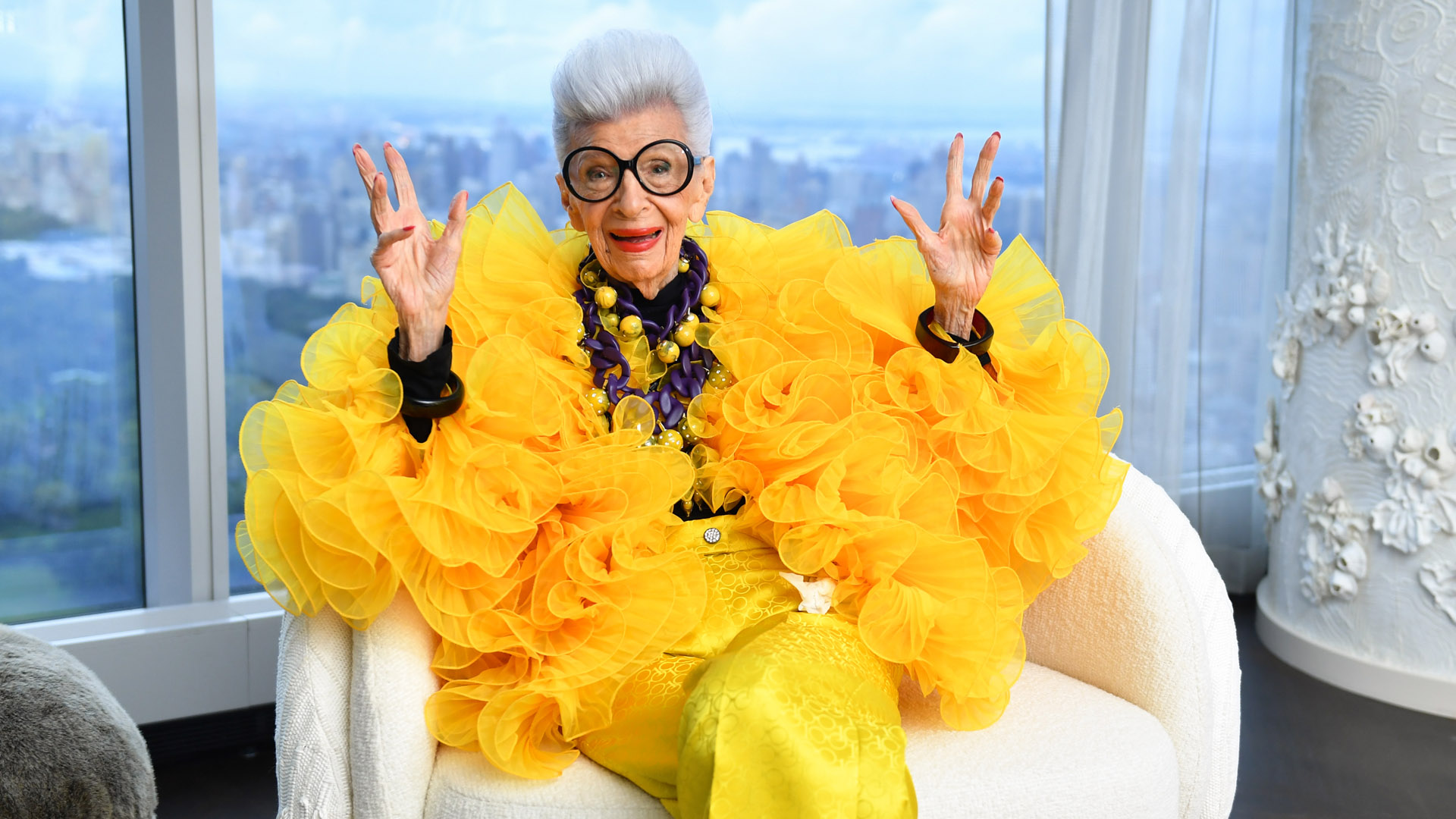 Iris Apfel compie 102 anni, inesauribile icona di stile e ironia