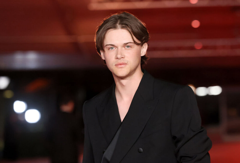 Christopher Briney: chi è l'attore della serie L'estate nei tuoi occhi ...